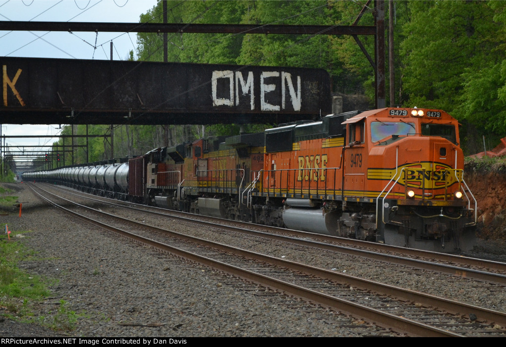 BNSF SD70MAC 9479 leads K040-07